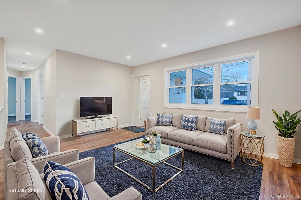 1137 Nugent Avenue, Bay Shore Property Listing: MLS® #952059