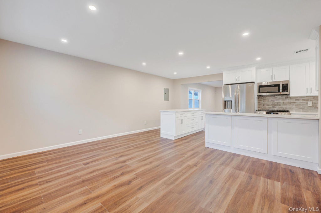 1137 Nugent Avenue, Bay Shore Property Listing: MLS® #952059