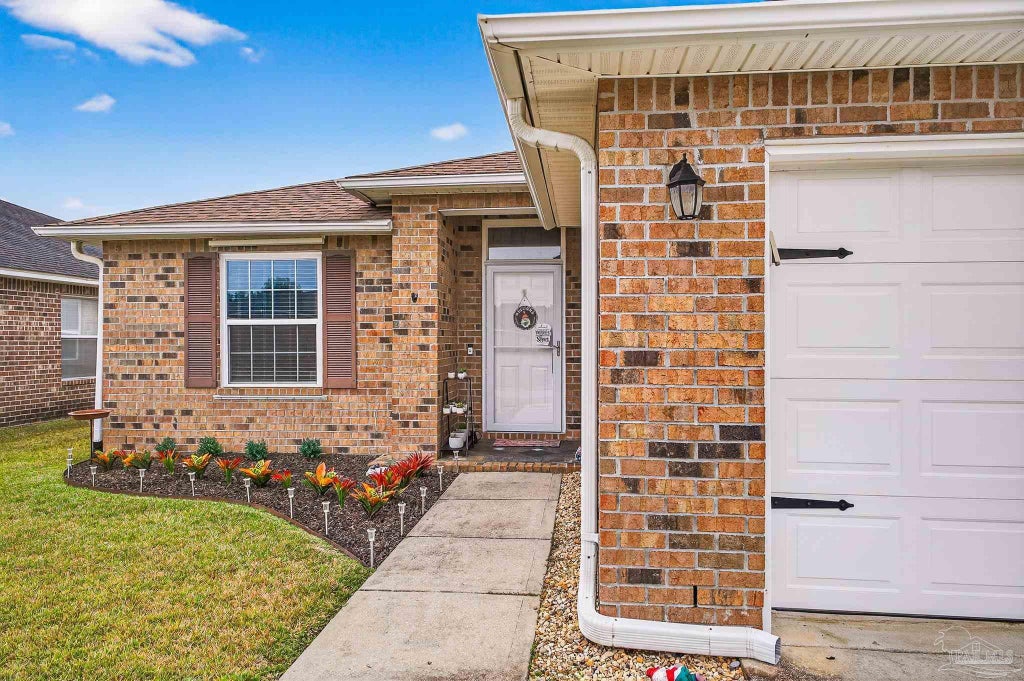 4890 Hilarita Cir, Pace Property Listing: MLS® #674557