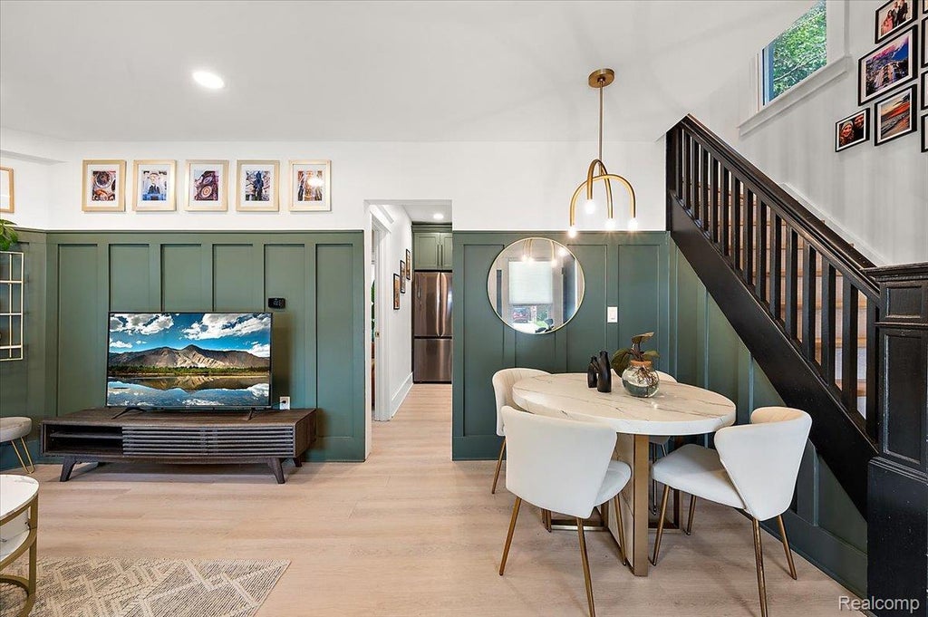 1538 S Campbell Road, Royal Oak city Property Listing: MLS® #20251026118