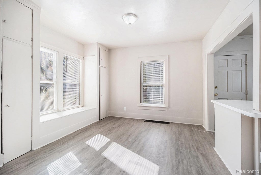 35 Clarence Street, Pontiac city Property Listing: MLS® #20251049596