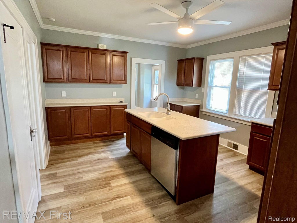 16320 Masonic, Fraser city Property Listing: MLS® #20251056522