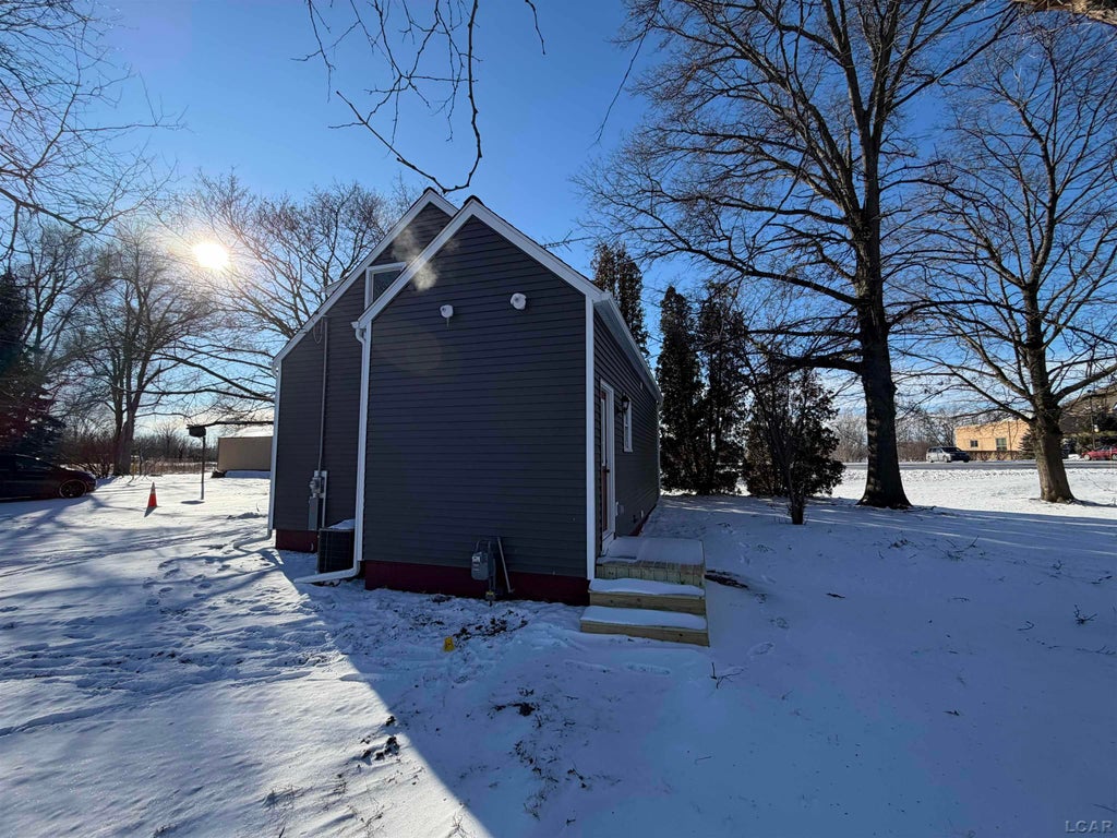 1084 Loren Rd, Adrian township Property Listing: MLS® #56050197658