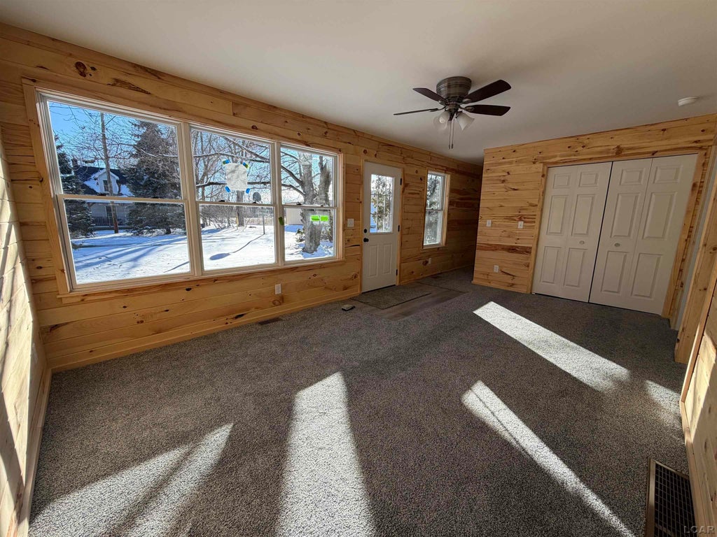 1084 Loren Rd, Adrian township Property Listing: MLS® #56050197658