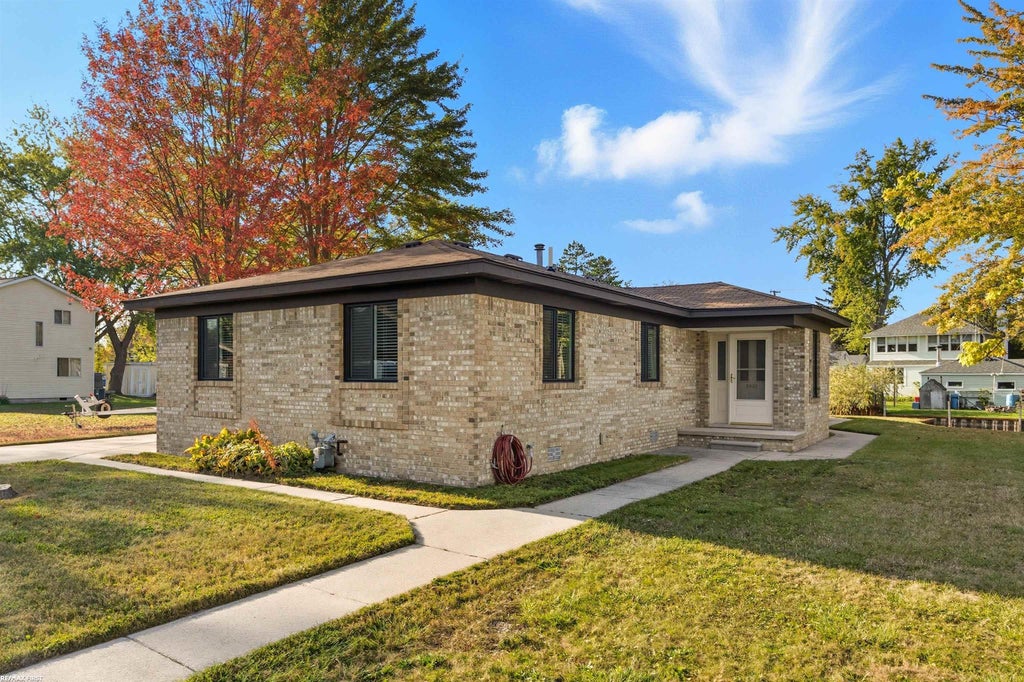 2037 W Park Dr, Algonac city Property Listing: MLS® #58050197331