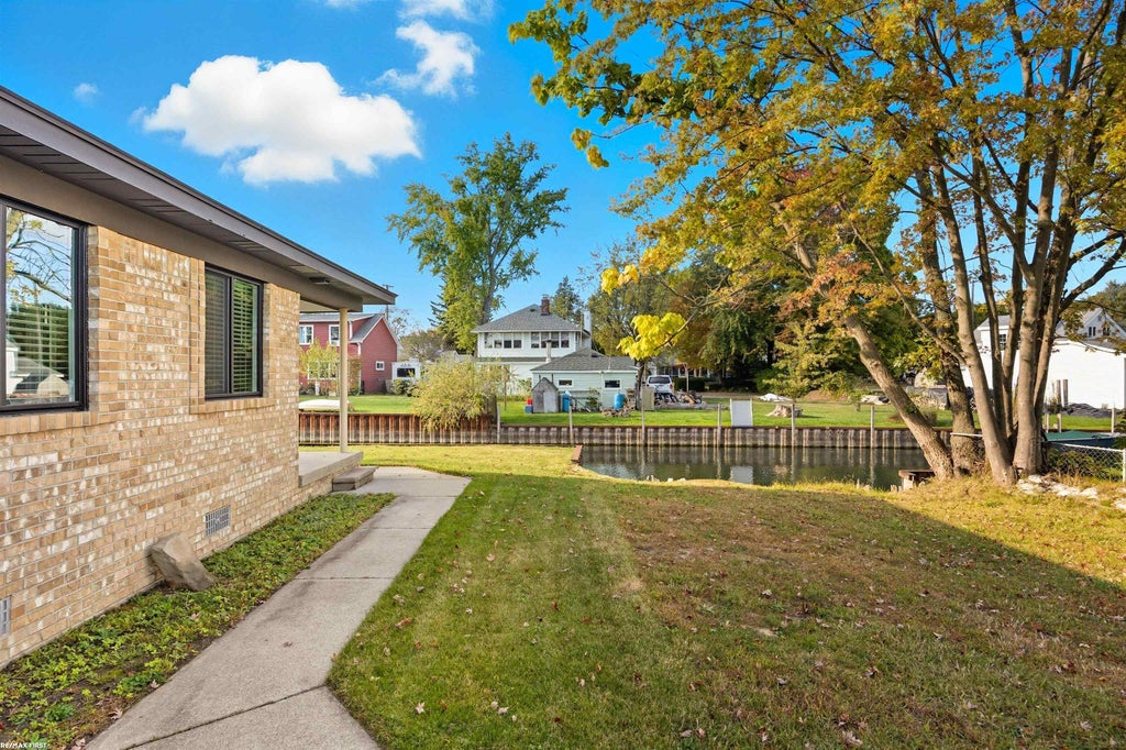 2037 W Park Dr, Algonac city Property Listing: MLS® #58050197331