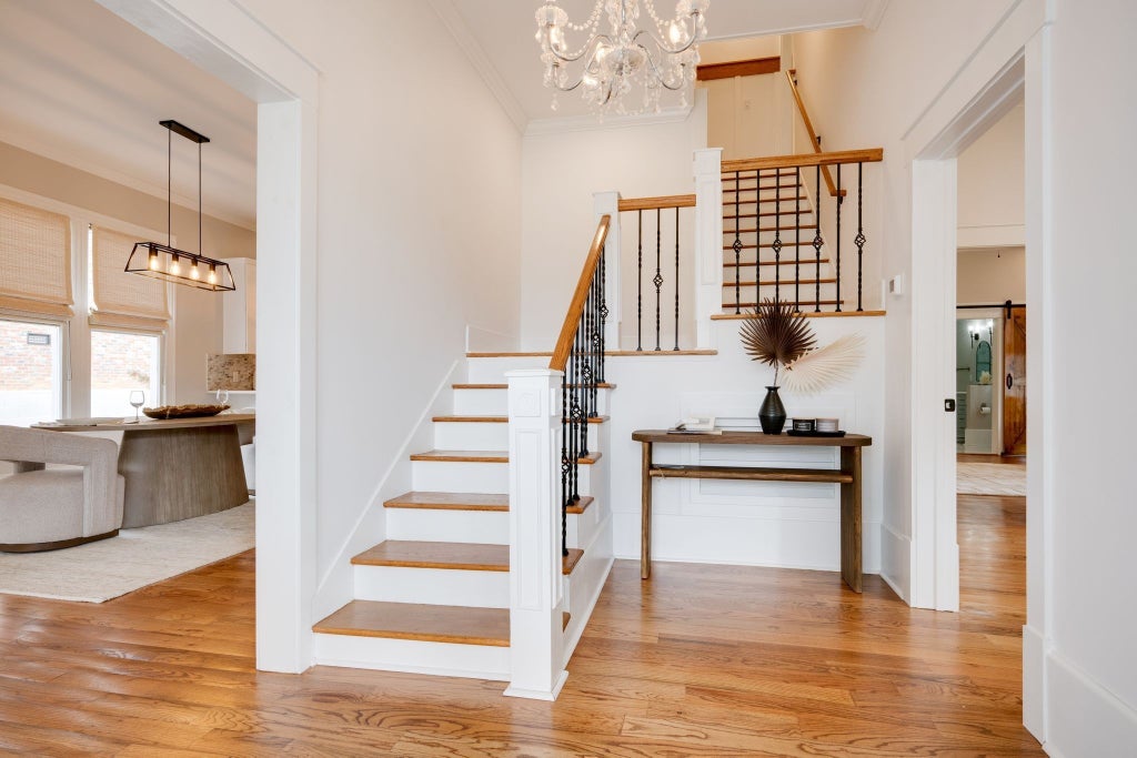 303 West College Street, Dickson Property Listing: MLS® #3038573