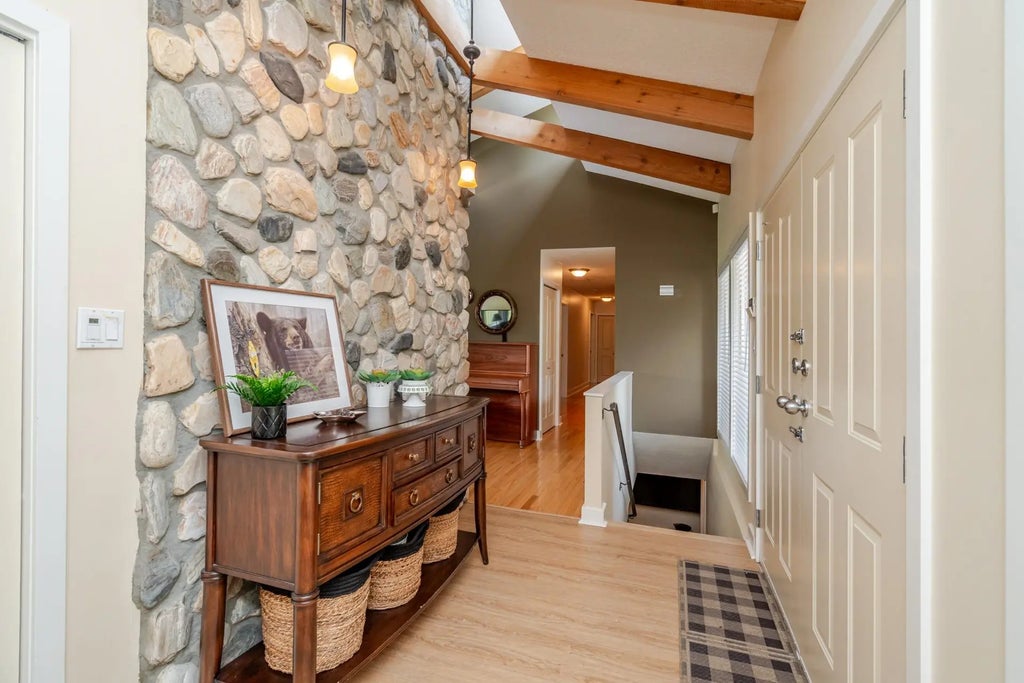 32923 Clayburn Road, Abbotsford Property Listing: MLS R3061348