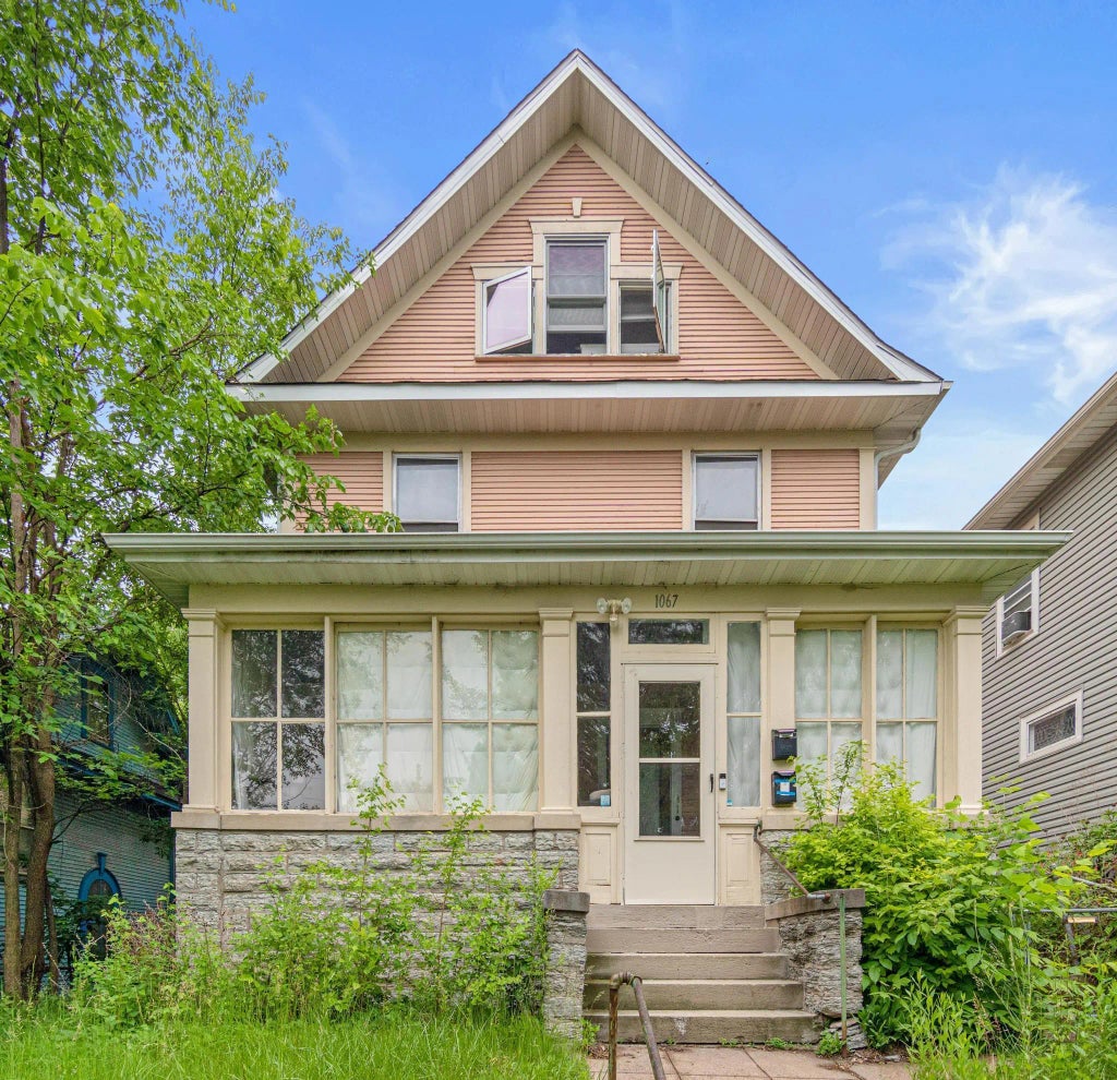 1067 Jessie Street, Saint Paul Property Listing: MLS® #6725823