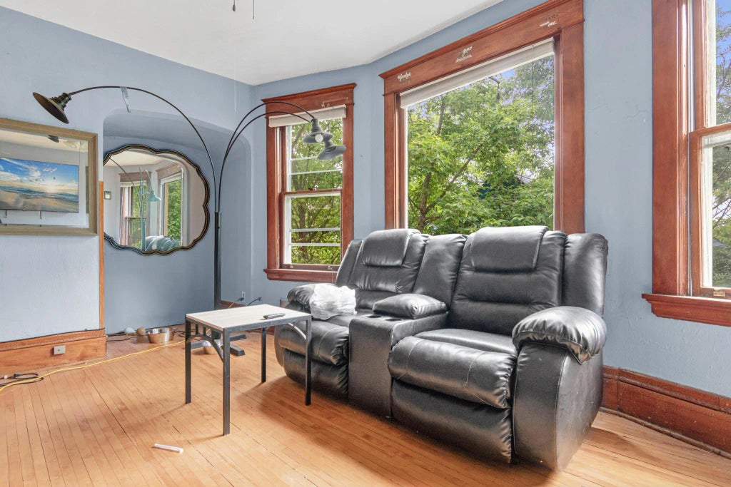 1067 Jessie Street, Saint Paul Property Listing: MLS® #6725823