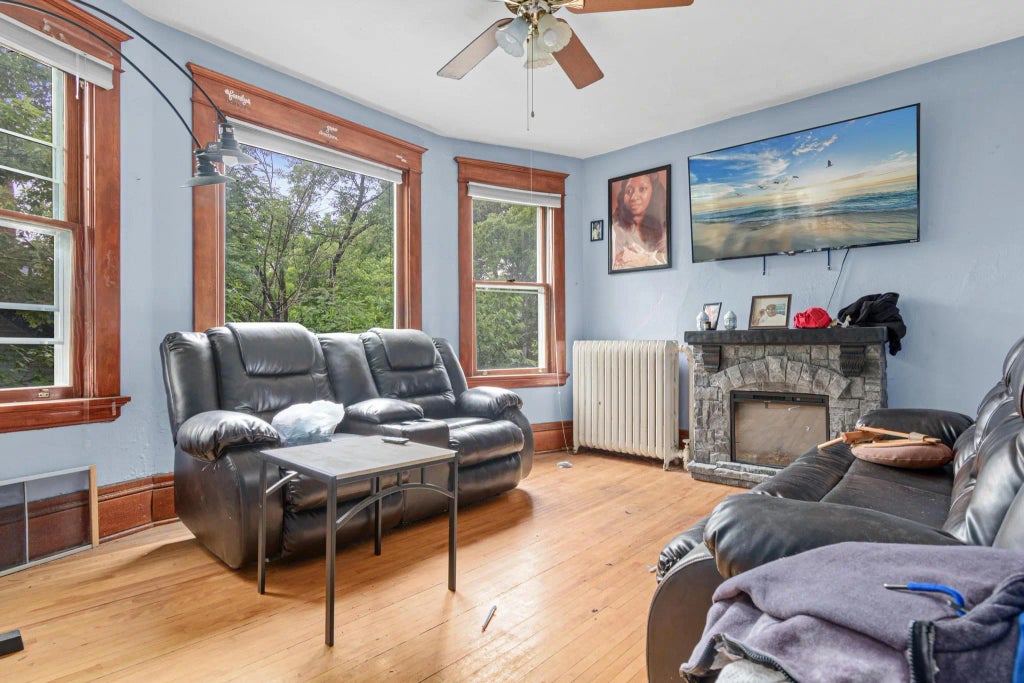 1067 Jessie Street, Saint Paul Property Listing: MLS® #6725823