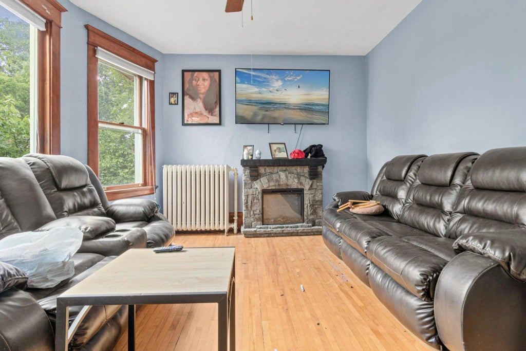 1067 Jessie Street, Saint Paul Property Listing: MLS® #6725823