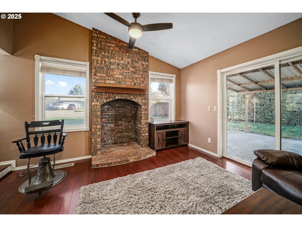 304 Nw 5th St, Sublimity Property Listing: MLS® #116225952