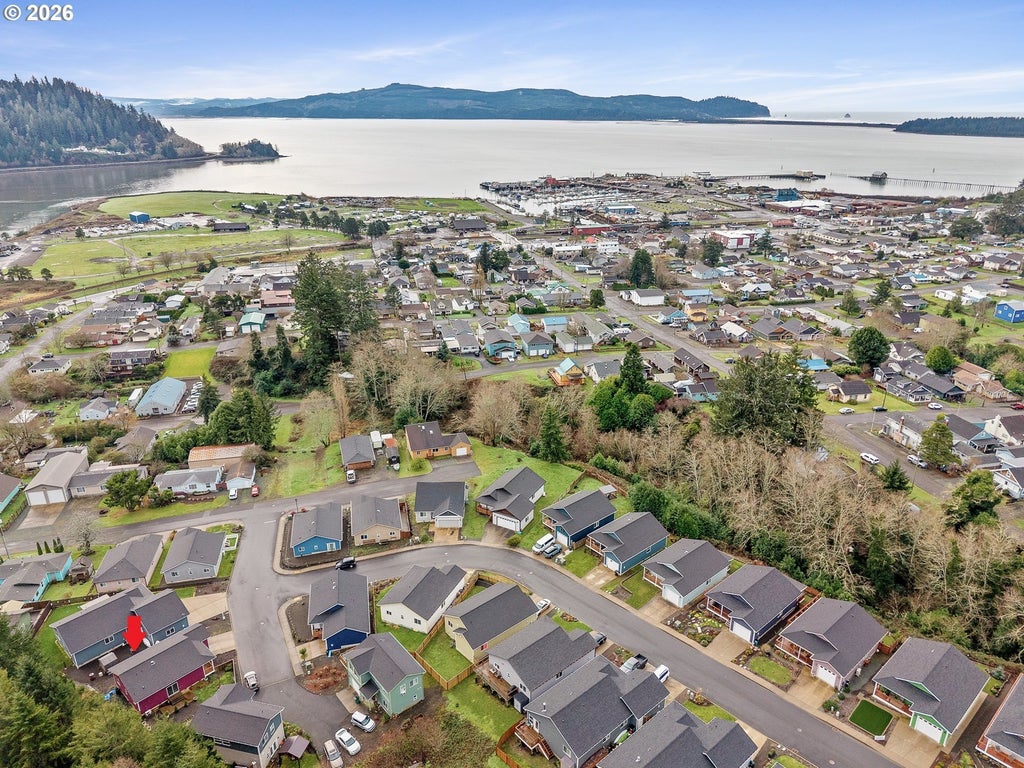 606 2nd St, Garibaldi Property Listing: MLS® #644604313