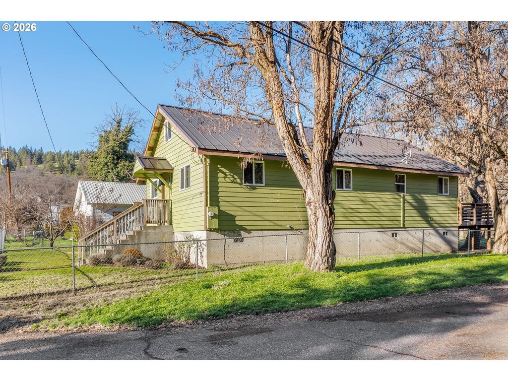 123 1st St, Klickitat Property Listing: MLS® #761587919