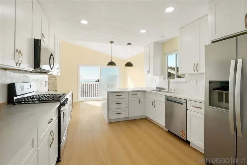 9559 Chestnut St, Spring Valley Property Listing: MLS® #250046002