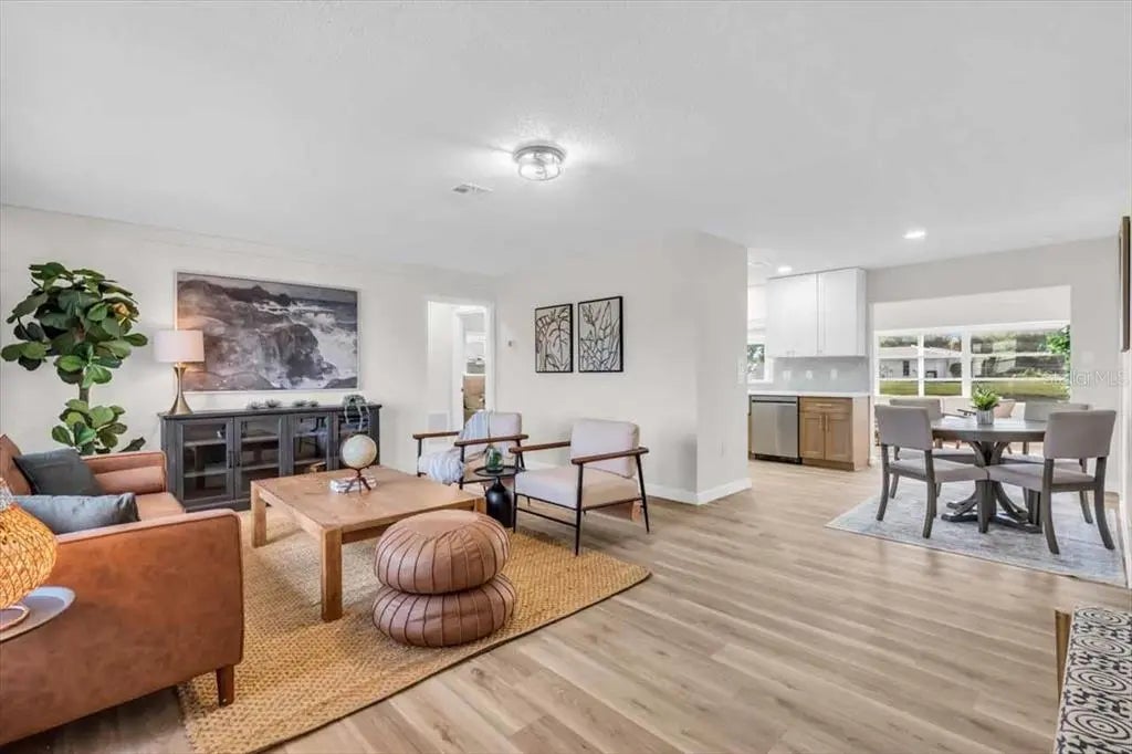 162 Circlewood Drive C2-7, VENICE Property Listing: MLS® #TB8413210