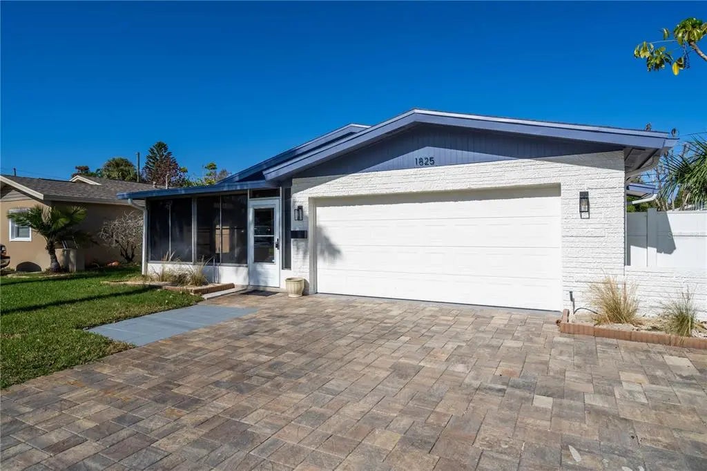 1825 Shore Acres Blvd Ne, ST PETERSBURG Property Listing: MLS® #A4678174