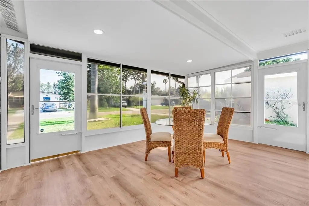 1825 Shore Acres Blvd Ne, ST PETERSBURG Property Listing: MLS® #A4678174