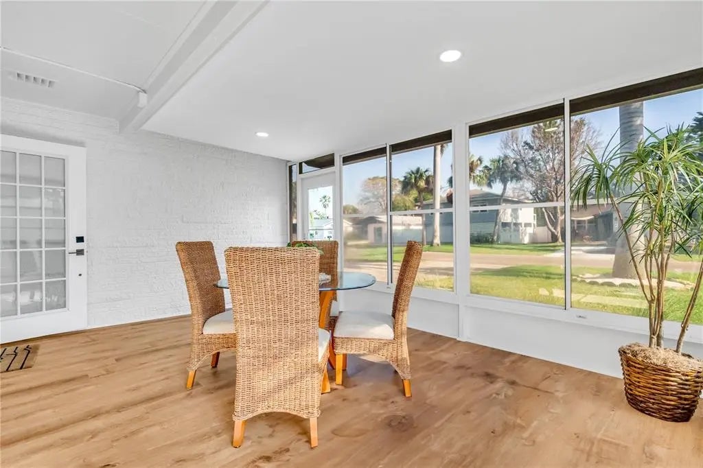 1825 Shore Acres Blvd Ne, ST PETERSBURG Property Listing: MLS® #A4678174