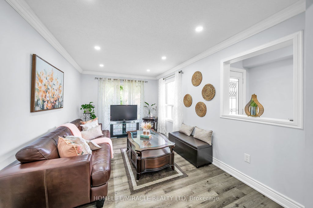 7 Houghton Court, Whitby Property Listing: MLS® #E12695978