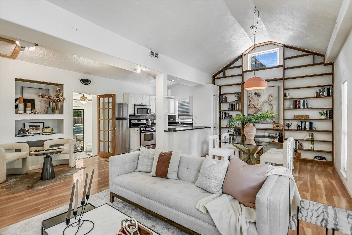 905 W Elizabeth Street, Austin TX Real Estate Listing - MLS® # 7492075