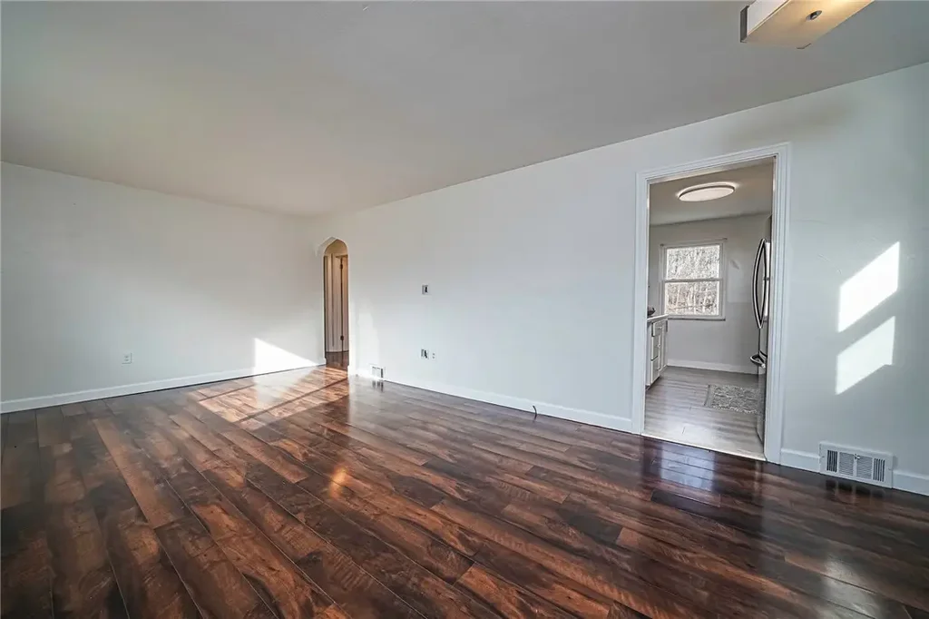 320 Calderwood Avenue , Ross Property Listing: MLS® #1736739