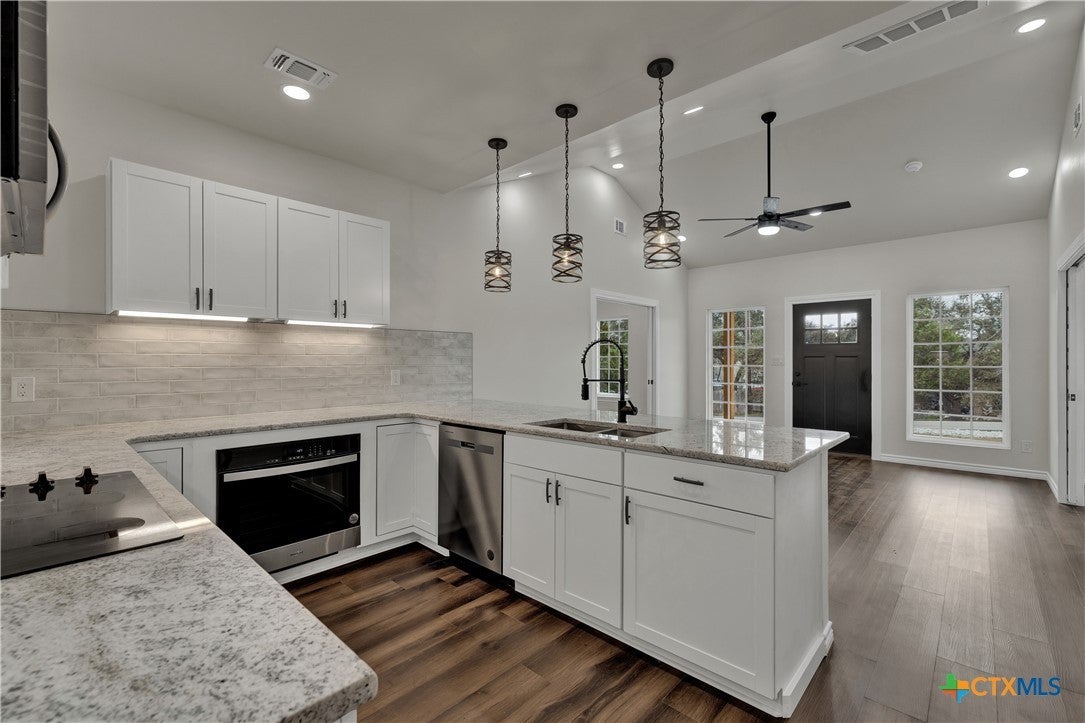 1186 Canyon Trace on in Canyon Lake Property Listing: MLS® #569732