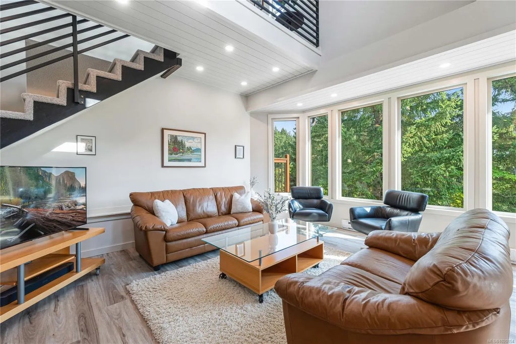 3132 Robin Hood Dr, Nanaimo Home For Sale 900000