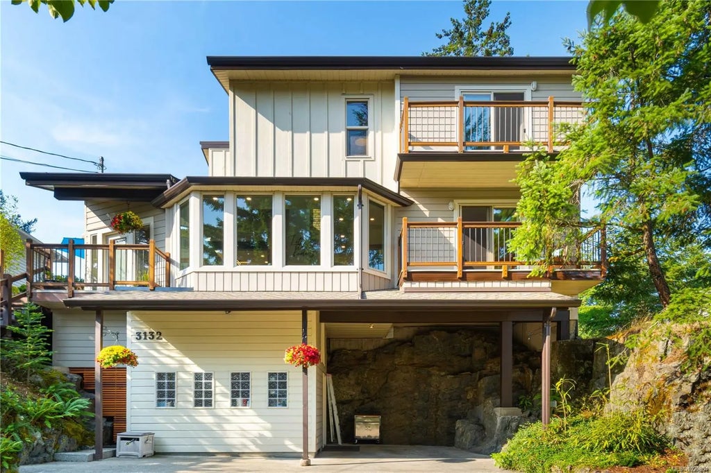 3132 Robin Hood Dr, Nanaimo Home For Sale 900000