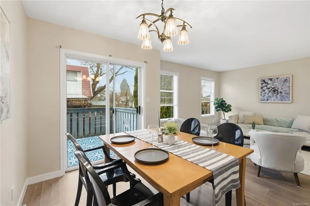 1089 Wharncliffe Rd, Duncan Row/Townhouse for sale: MLS# 1023388 - $499,000